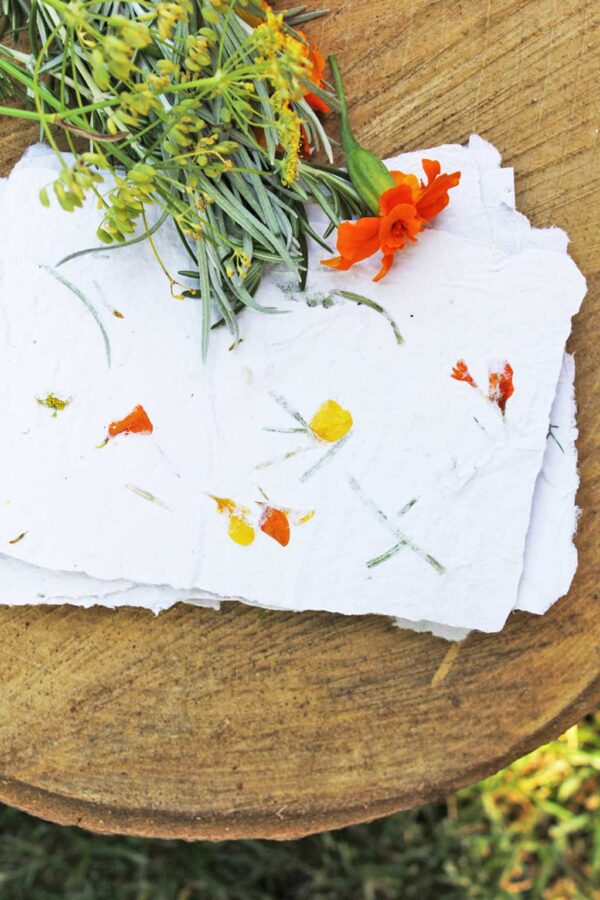 13 AWESOME WAYS OF MAKING HANDMADE PAPER AT HOME – OoshyBooshy